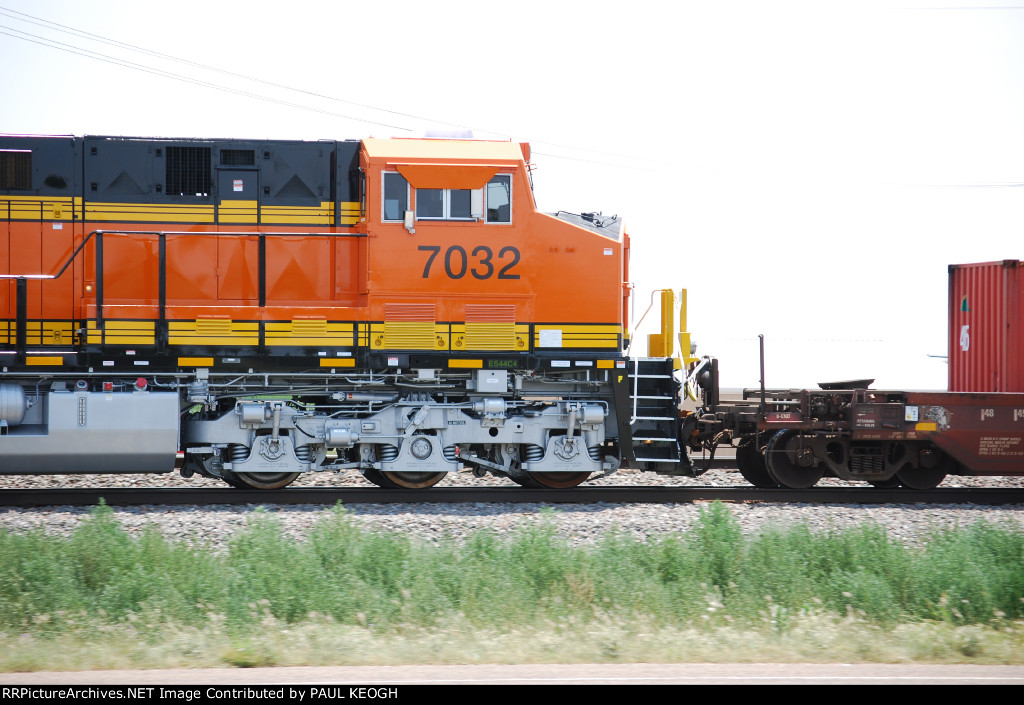 BNSF 7032 Heading West as I drive West along the Highway towards Clovis, NM.